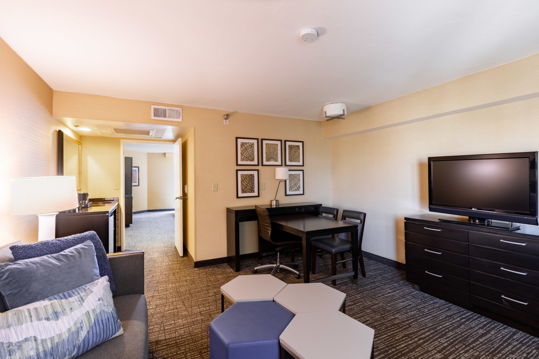 Contemporary Hotel Suites for Los Angeles, CA